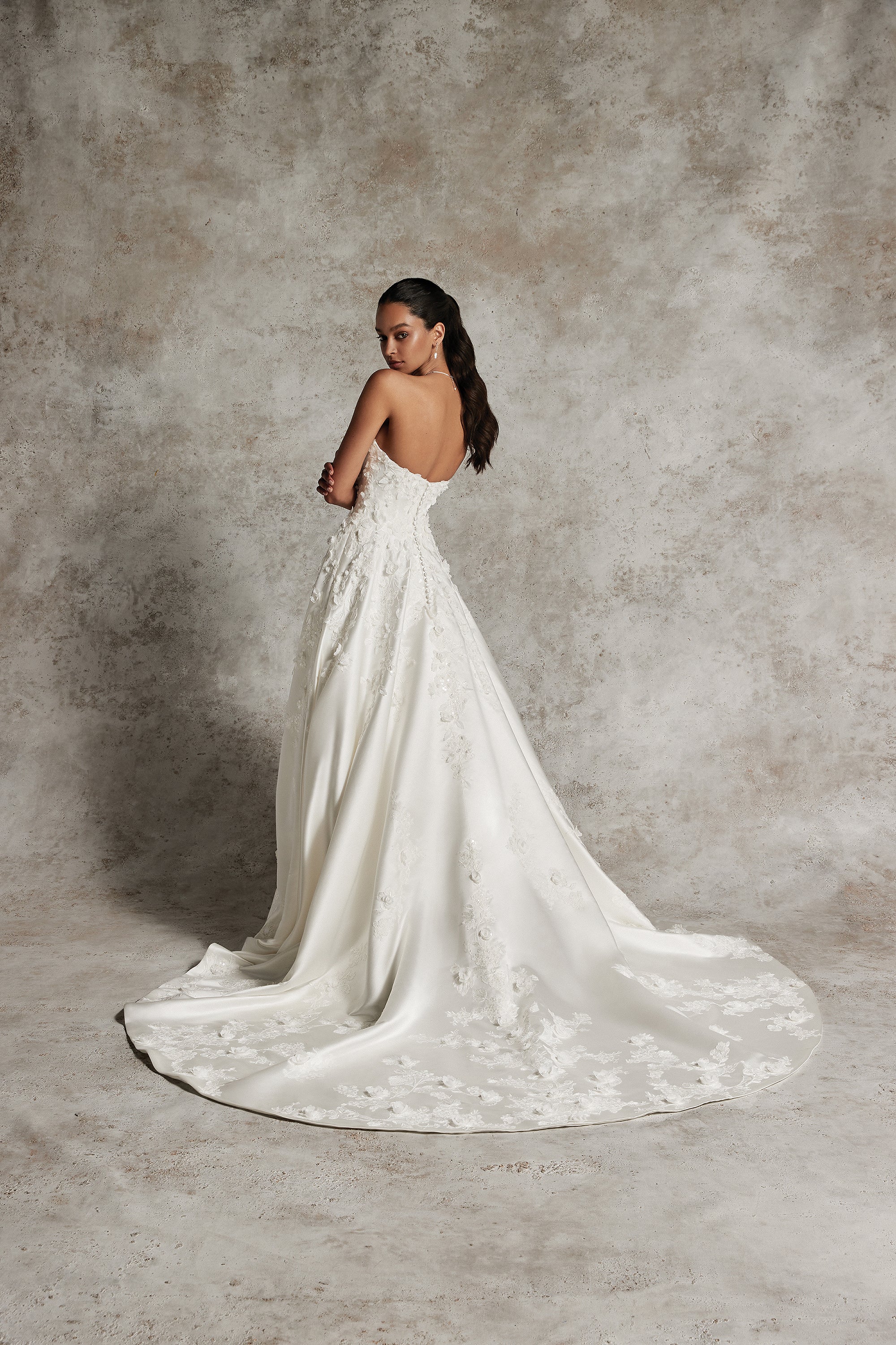 Amani by Justin Alexander Signature – The White Flower