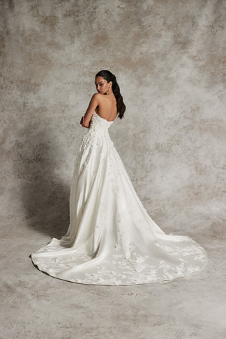 Amani by Justin Alexander Signature – The White Flower